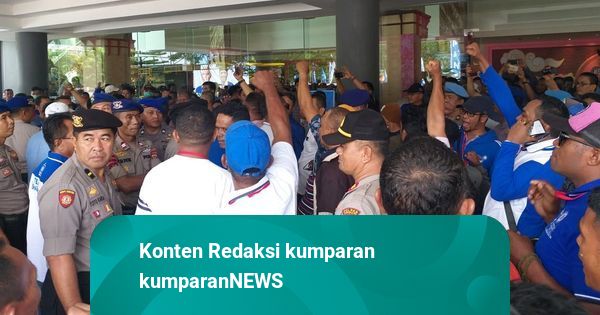 Kongres PAN Ricuh, Peserta Lempar Kursi | kumparan.com Kongres PAN Ricuh, Peserta Lempar Kursi | kumparan.com